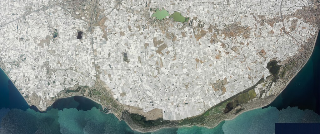 La increíble expansión del "mar de plástico" de Almería desde 1960 ...