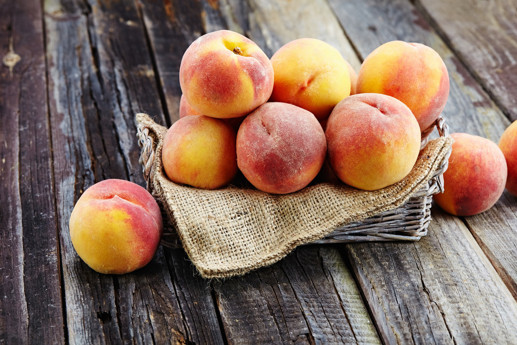 El melocotón, una fruta de temporada para apurar el verano, cargada de ...