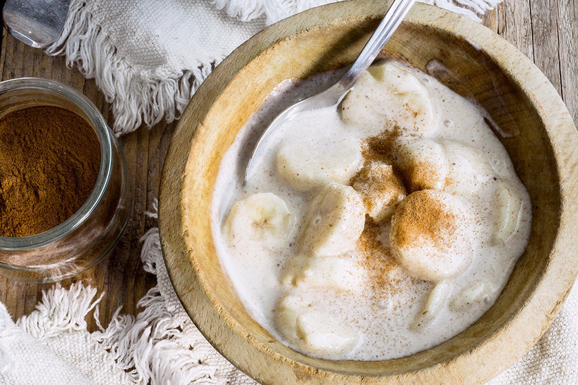 Cómo hacer unos clásicos plátanos con crema y canela