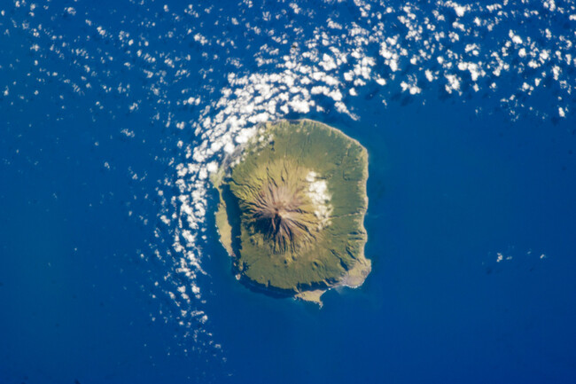 Así es la vida en la isla habitada más remota de la Tierra: la ...