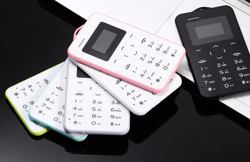 Móvil Aiek C6, con un tamaño similar al de una tarjeta de crédito, por ...