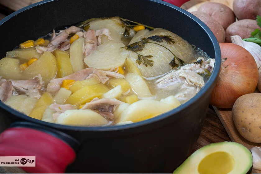 Receta fácil de ajiaco colombiano, una sopa y comida típica con guascas ...