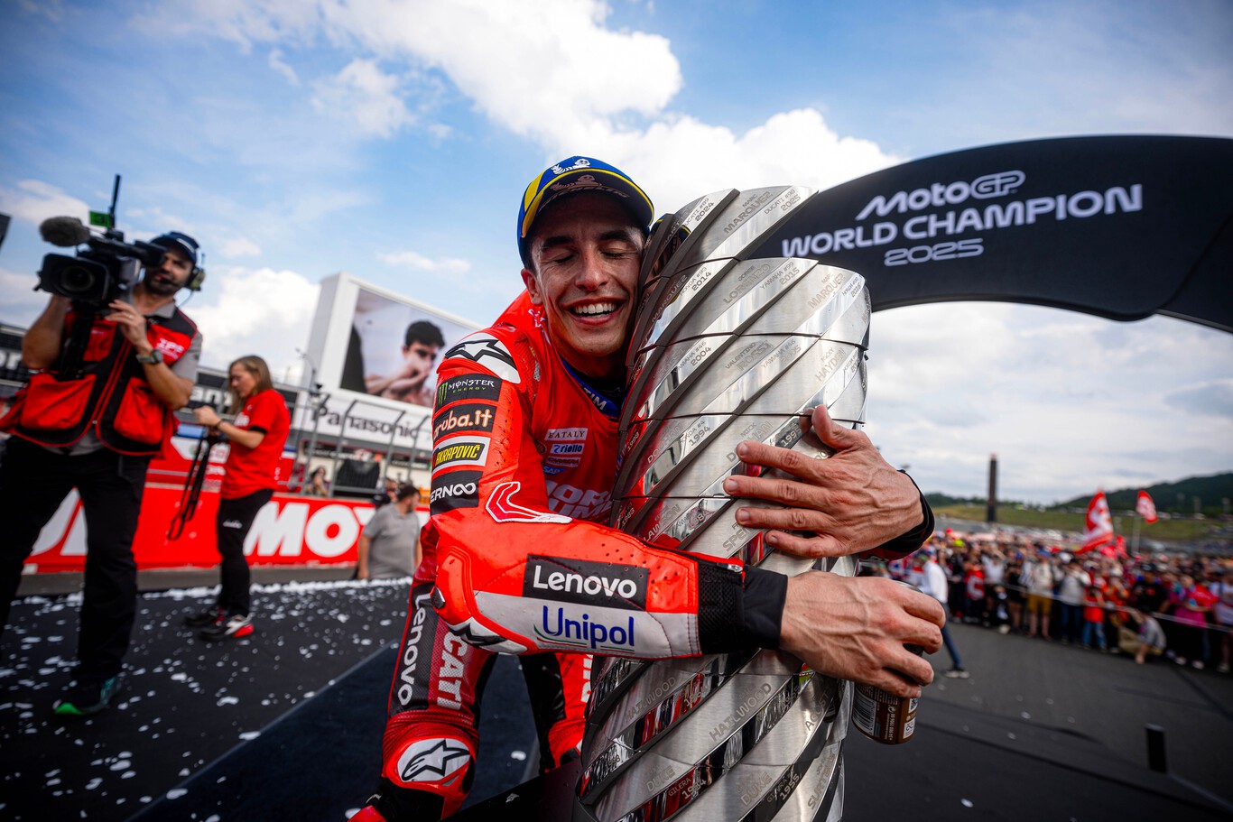 Seis años después, Marc Márquez vuelve a ser campeón del mundo de MotoGP. Las mejores fotos y ...