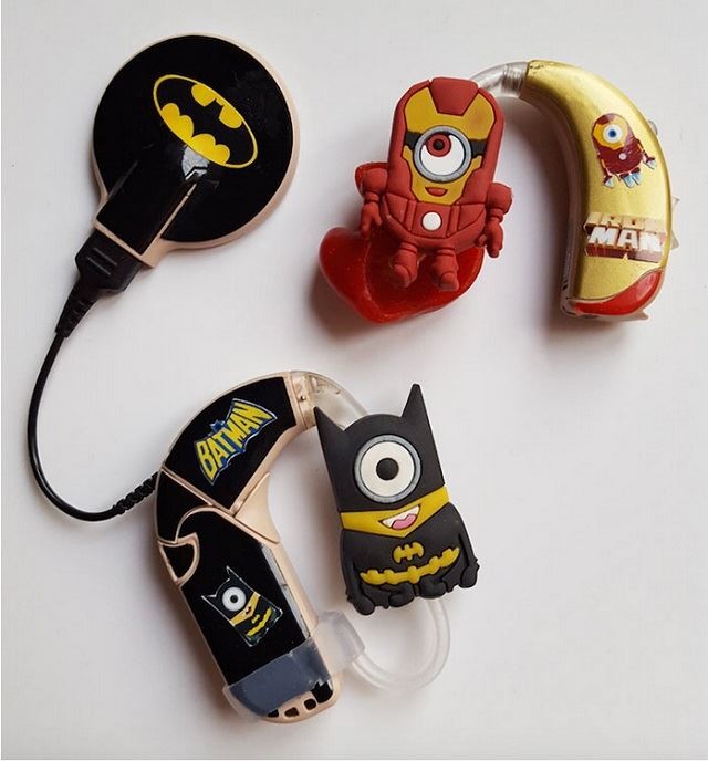 Usar audífonos de superhéroes es lo más increíble para un niño con ...