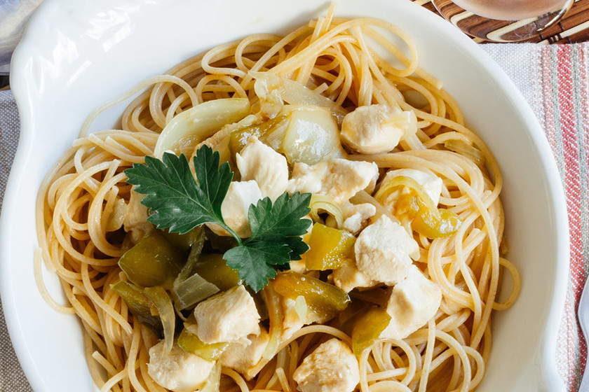 Espaguetis con pollo agridulce. Receta fácil
