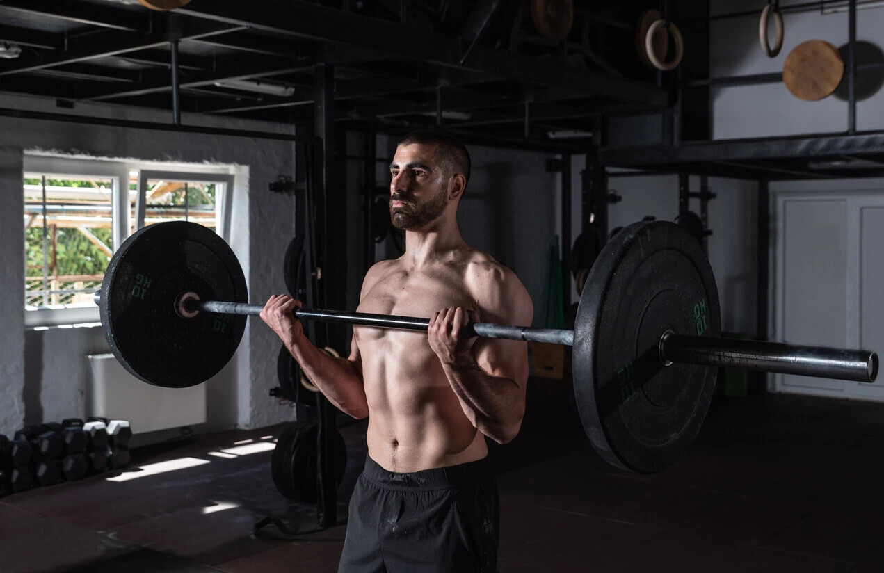 Todo lo que necesitas saber para entrenar el curl de bíceps con barra y ...