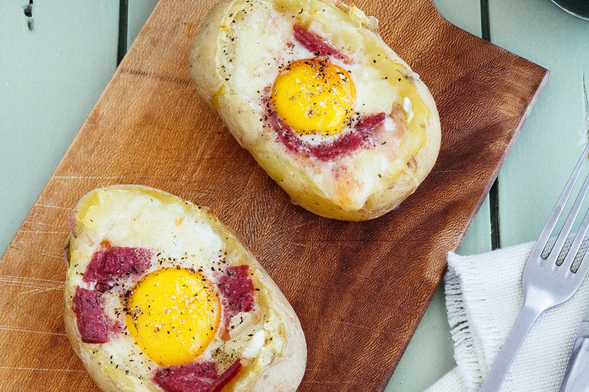 Papas rellenas con huevo y salami. Receta para el desayuno
