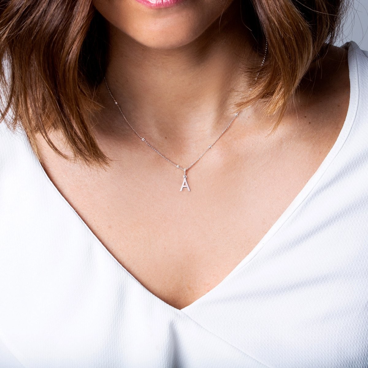 Los 29 collares con iniciales de tendencia con los que querrás llevar ...