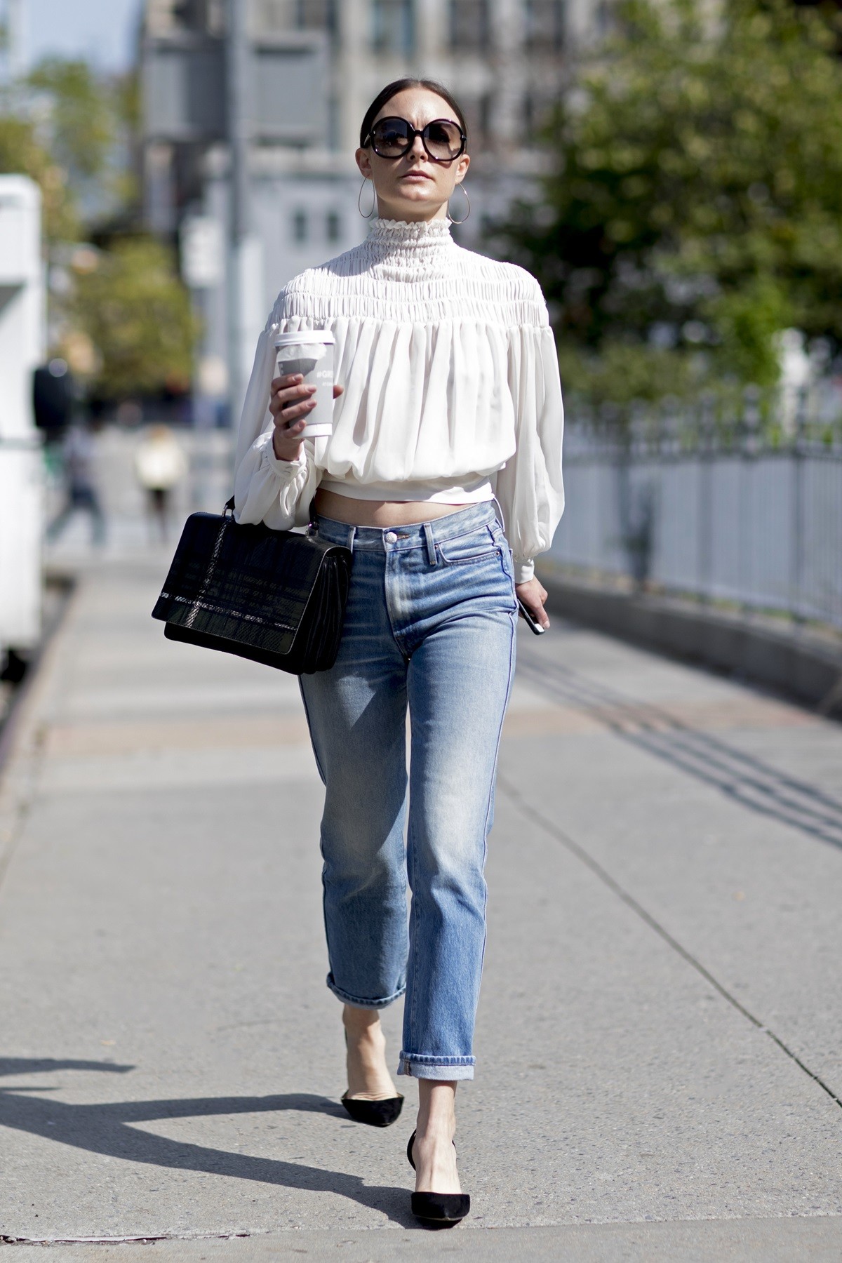 12 tipos de tops que quedan divinos con vaqueros (y no necesitas más)