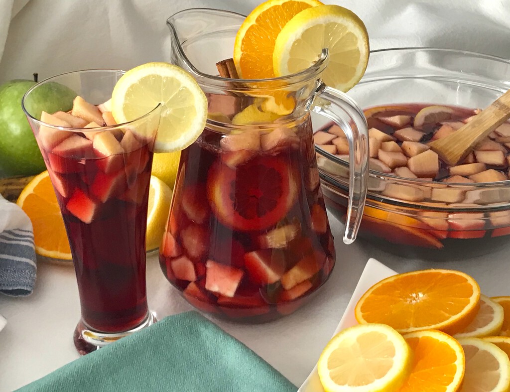 Cómo preparar sangría con vino tinto. Receta de bebida refrescante con vino y frutas