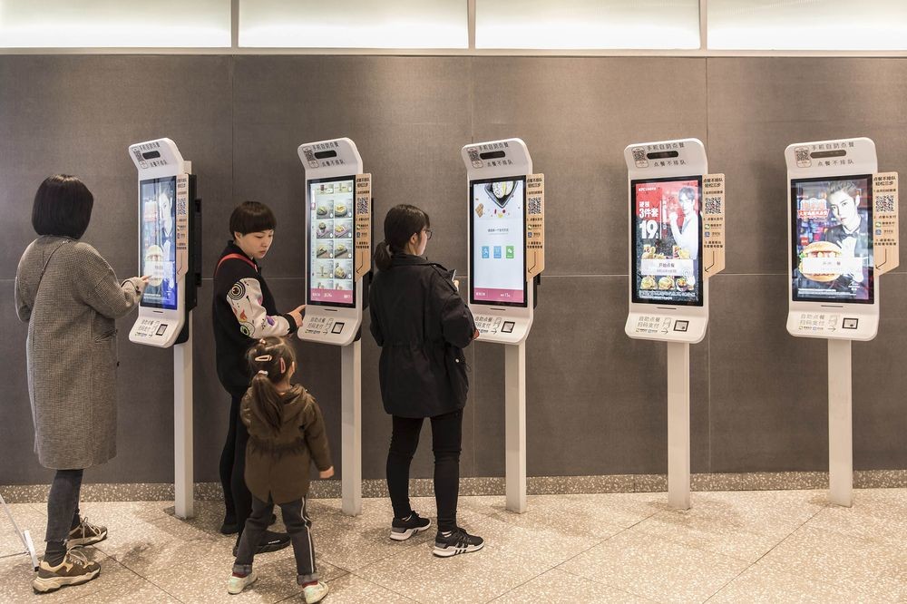 KFC: convierten al Coronel Sanders en un influencer rejuvenecido virtual