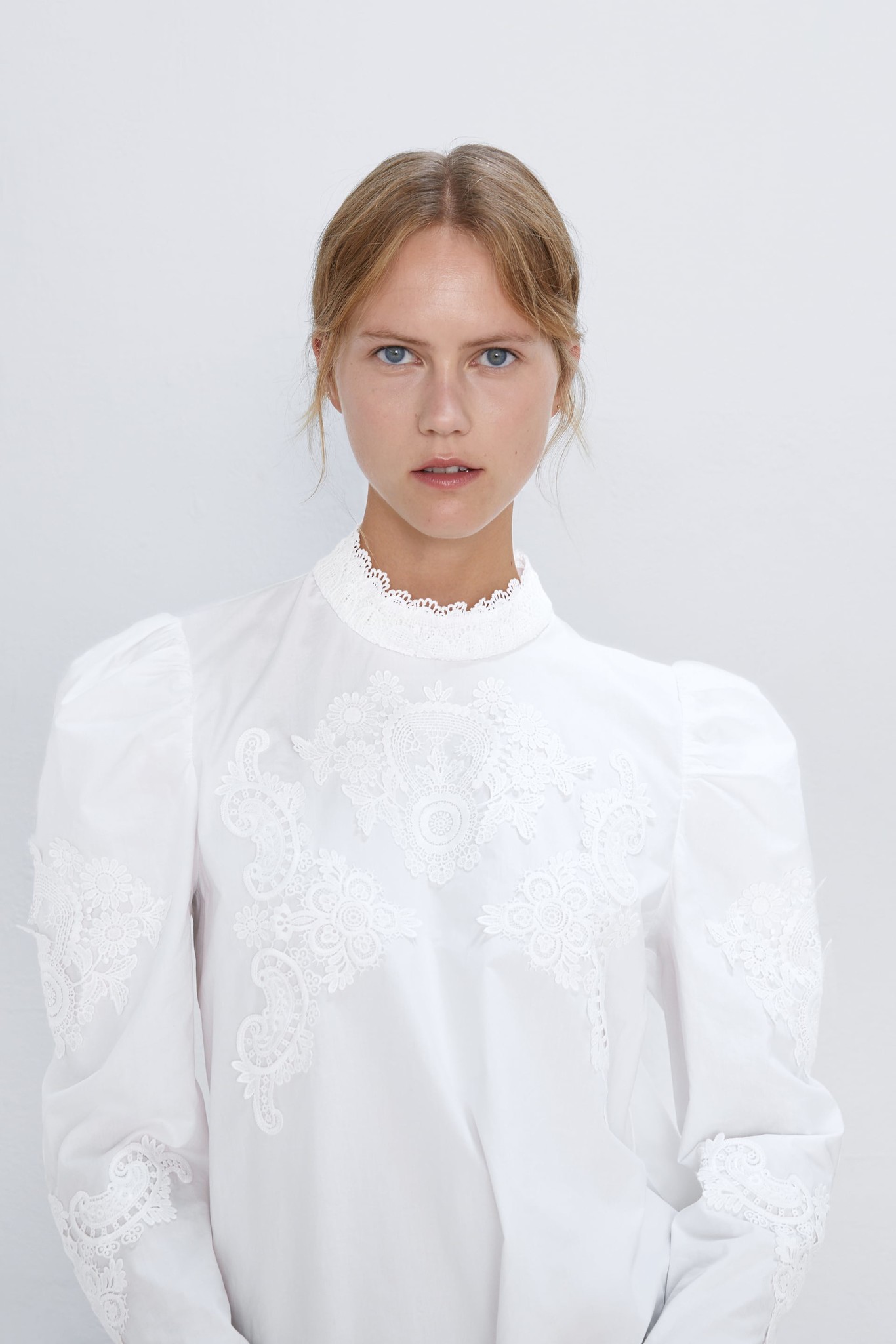 Zara tiene las 11 blusas románticas más bonitas de la temporada