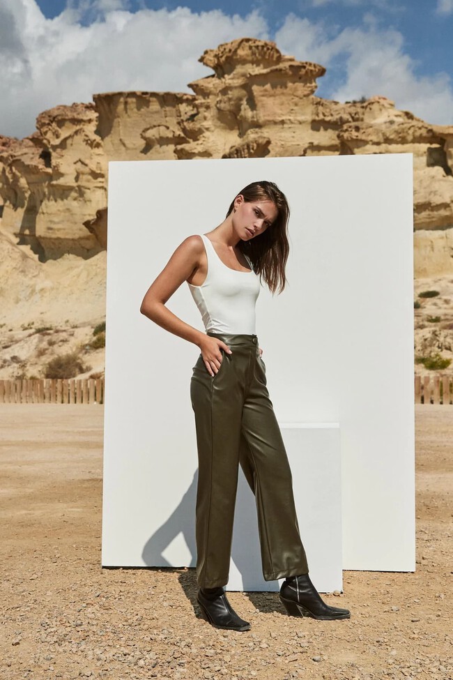 Pantalones tendencia esta temporada 2023: del elegante satinado al arriesgado vaquero megarroto