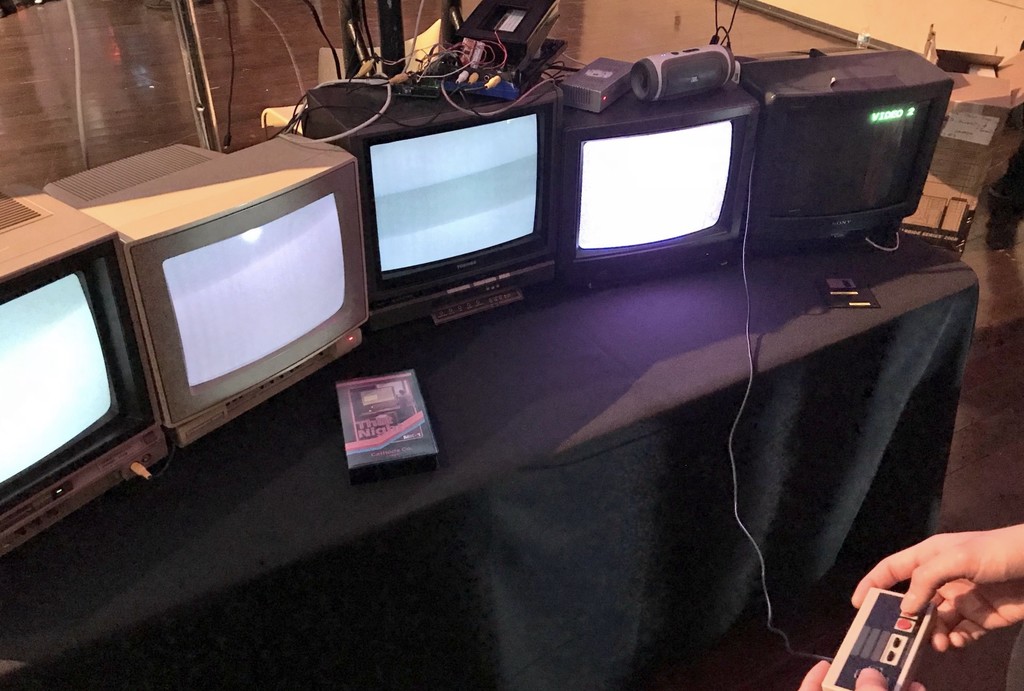 Diez televisores de tubo conectados entre ellos hacen que jugar al Pong ...