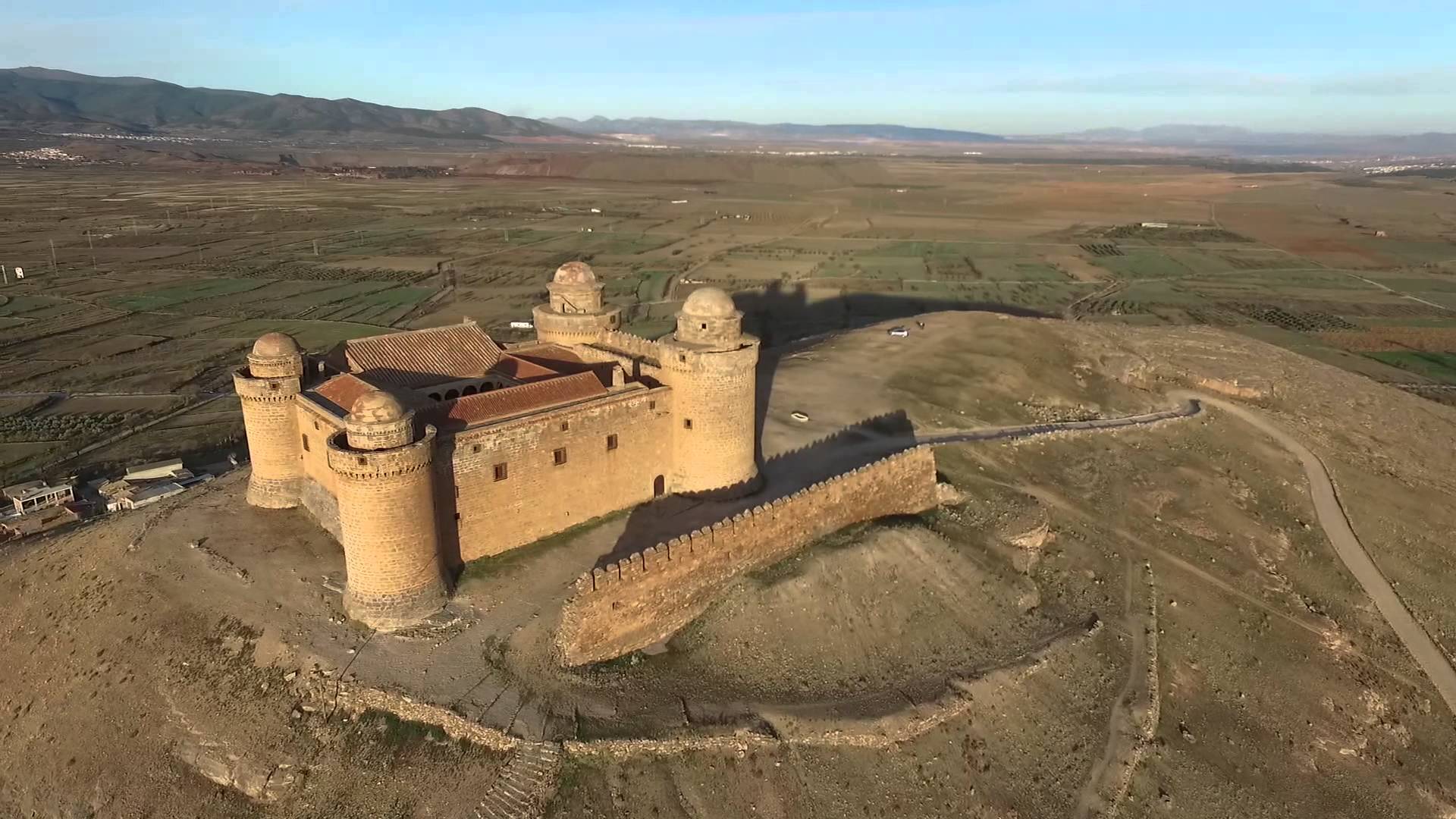 Sobrevolando el Castillo de La Calahorra, Granada