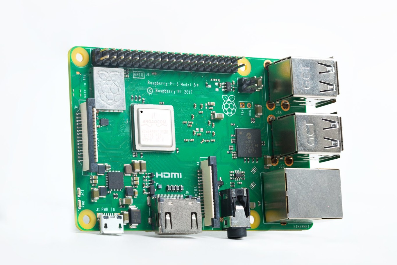 Llega la nueva Raspberry Pi 3 Model B+: mismo precio, pero más velocidad y WiFi de doble banda