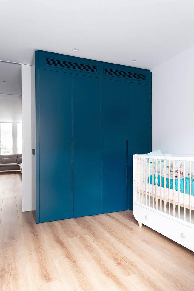 Una terraza de 50 m2 y un gran cubo azul que esconde las instalaciones ...