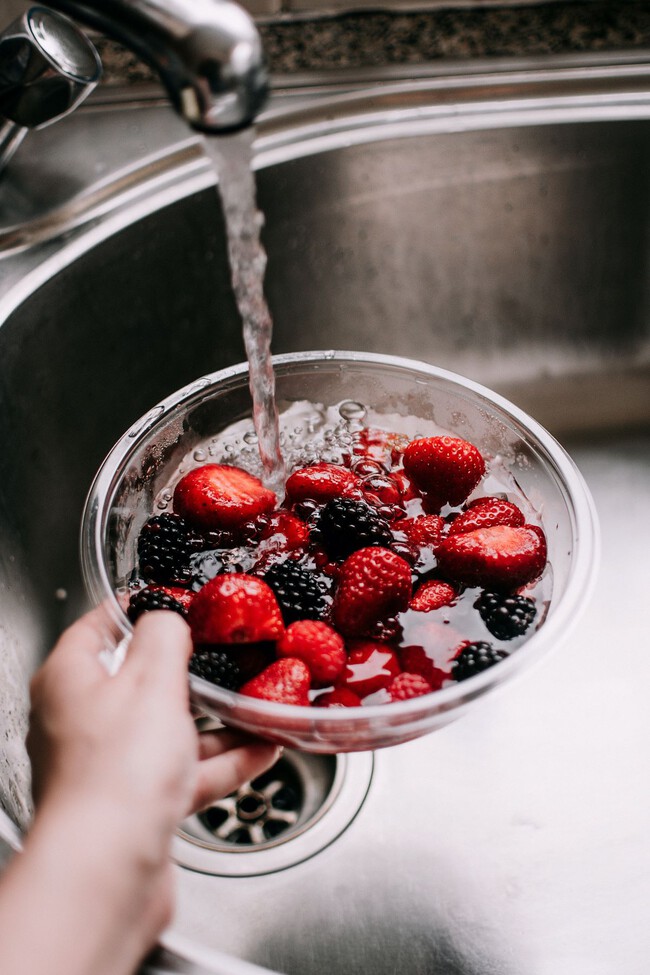 Cómo lavar frutas y verduras correctamente, según expertos