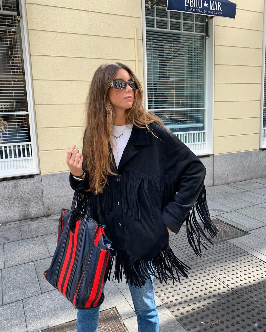 Las chaquetas de flecos siguen siendo tendencia y las chicas de moda lo ...