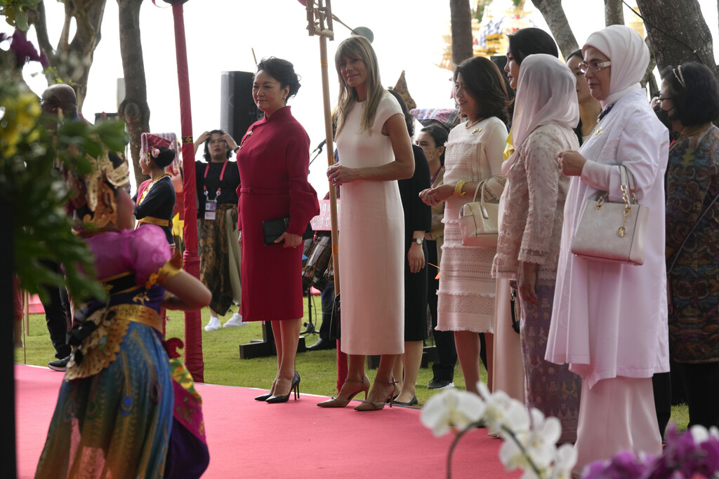Hablemos del vestido blanco que ha encumbrado a Begoña Goméz como la ...