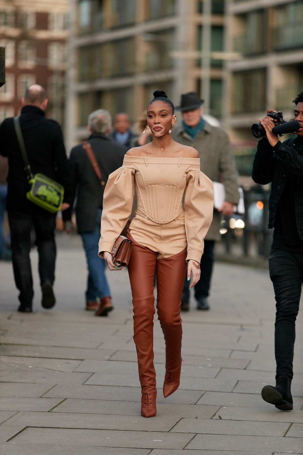 El beige sigue siendo el favorito del street style: 19 looks que ...