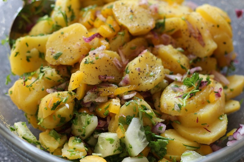 Ensalada de papas con elote. Receta sencilla para cenar
