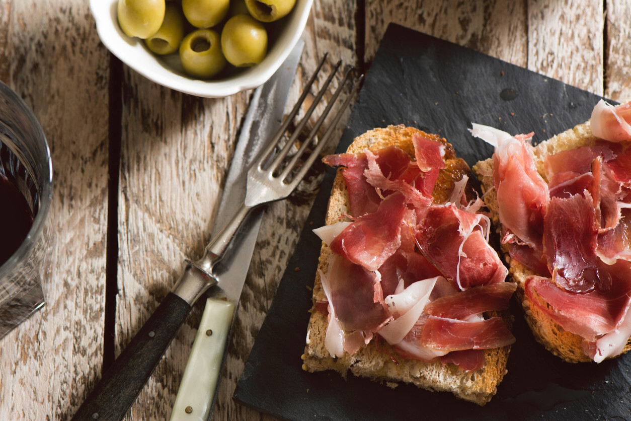 ¿Cuáles son las diferencias entre el jamón serrano y el ibérico?