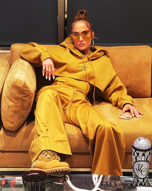 La celebridad Jennifer Lopez con chándal de Beyoncé para Adidas x Ivy Park.