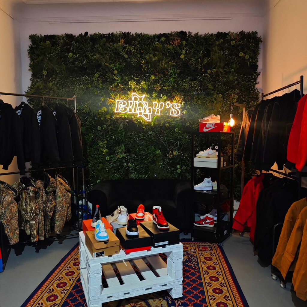 What can you do in A Coruña in the rain? The vintage market with luxury ...