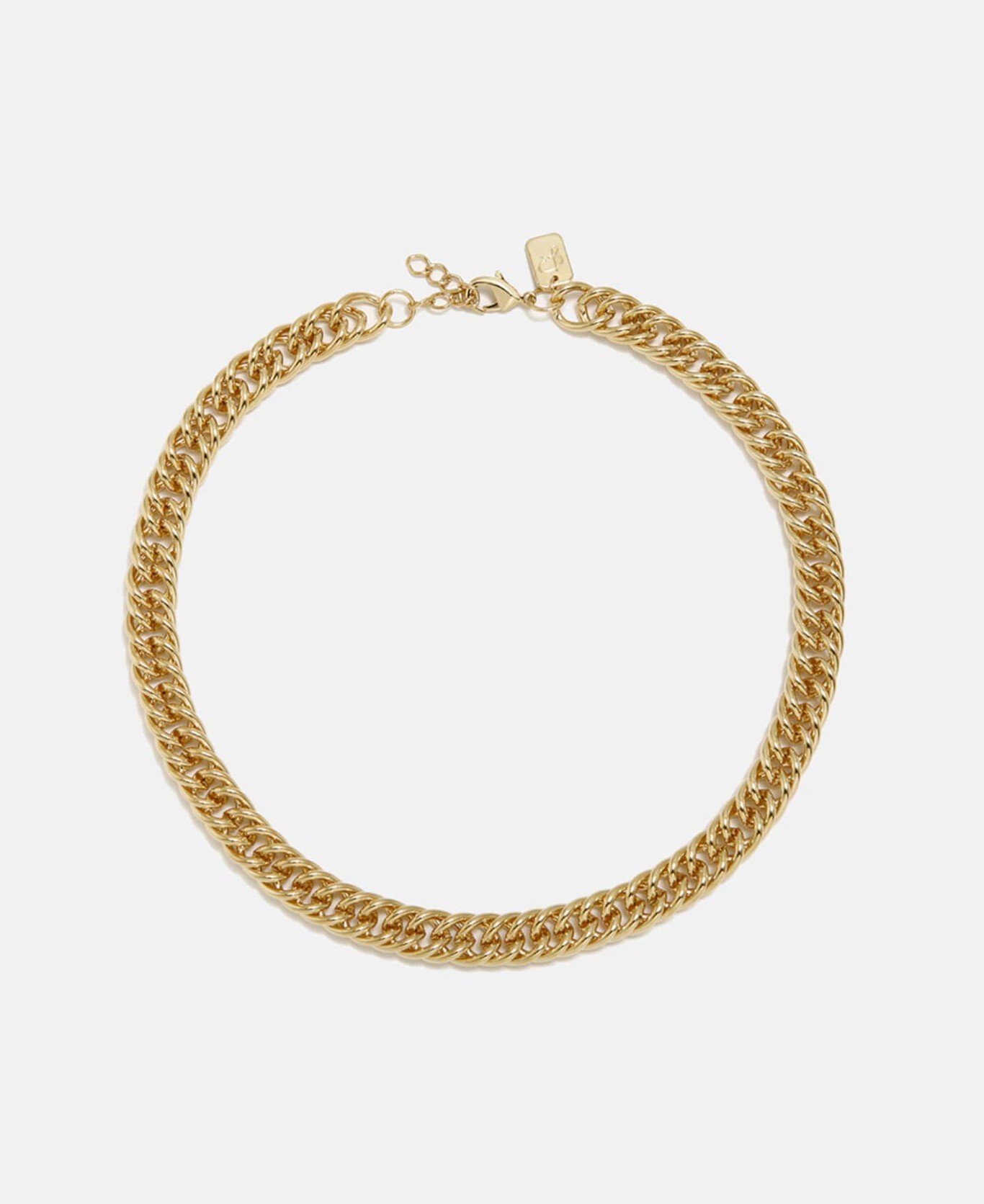 París se rinde ante los collares de cadena dorados y nosotras también ...