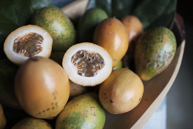 Fruta de la pasión o maracuyá, el fruto tropical de gelatinosa y dulce ...