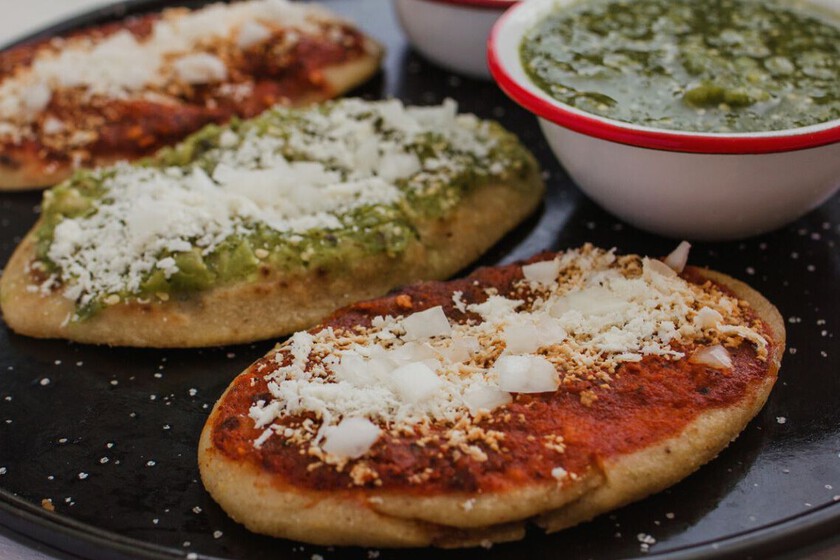 Lánzate a saborear unos tlacoyos de frijol o requesón en la Feria del ...