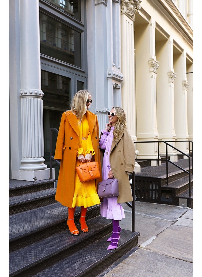 11 looks de street style que demuestran el potencial de un vestido lila ...