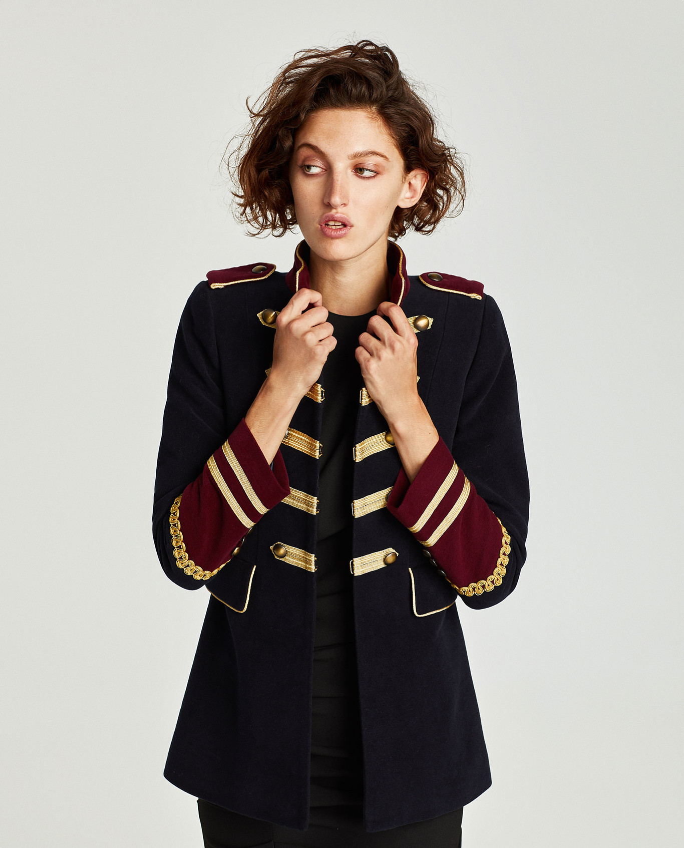 Se llevan las chaquetas militares ¡palabrita de Olivia Palermo!