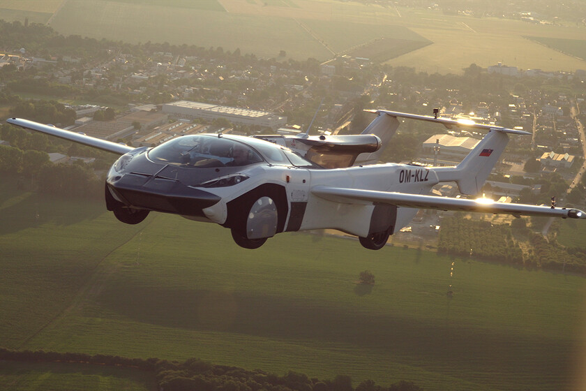 ¡Bienvenidos al futuro! El AirCar se convierte en el primer coche volador en surcar los cielos ...