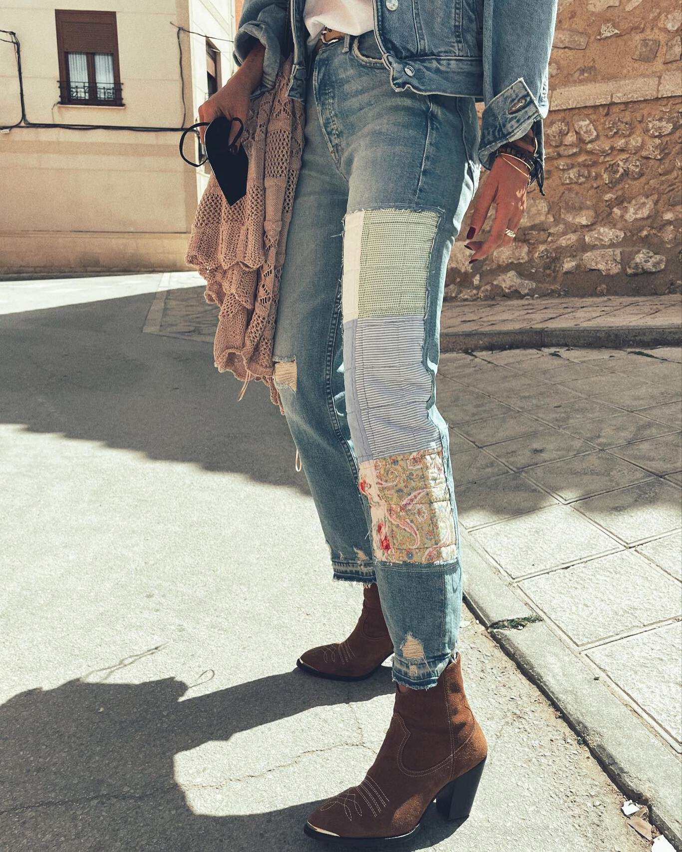 Tres vaqueros estilo 'patchwork' con los que copiar el look con más ...