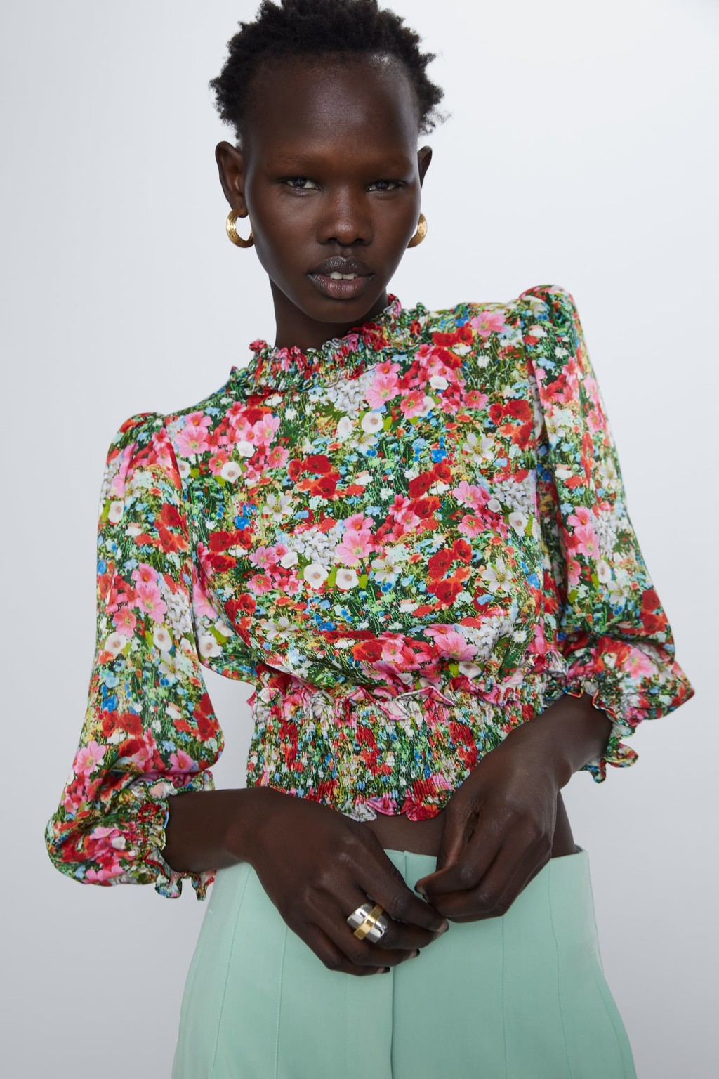 Zara tiene las 17 blusas y tops de tendencia más ideales para lucir ...