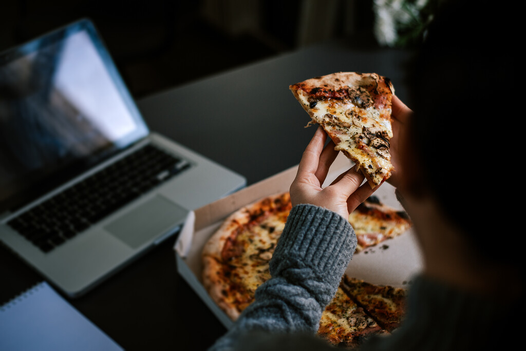 Comer tarde o a deshoras puede hacer que te de más hambre y que subas ...