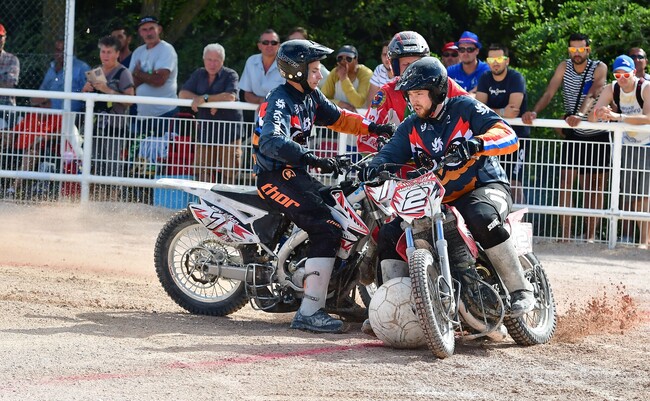 Olvida el Mundial y pásate al MotoBall: partidos de fútbol con motos de ...