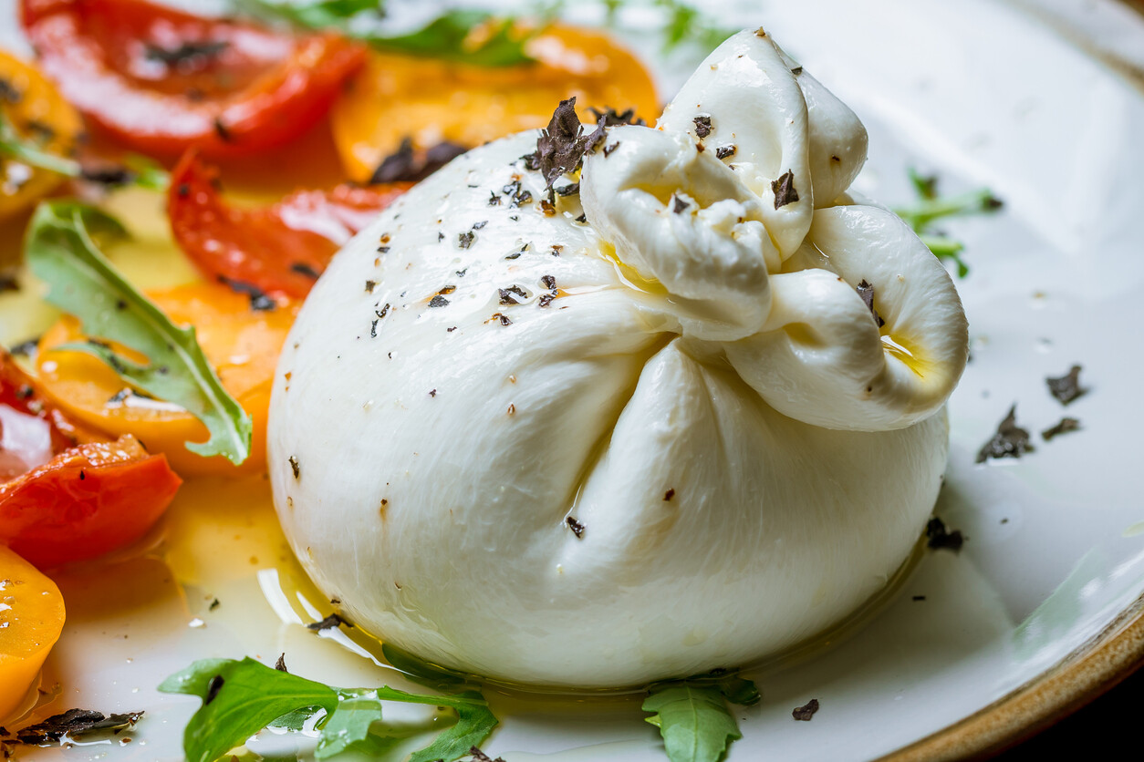 Qué es una burrata: receta fácil y casera para cocinar este queso ...