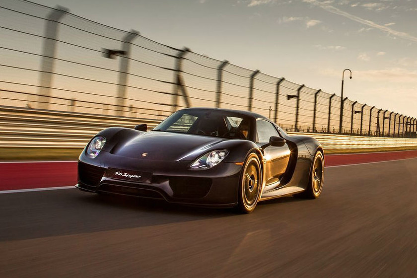 Video: Porsche 918 Spyder vs Ferrari LaFerrari en 1/4 de milla