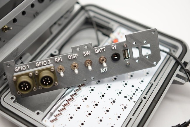 Este mini PC cyberpunk basado en Raspberry Pi fue creado pensando en el ...