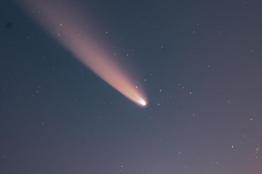 Contempla en calidad 4k el cometa Neowise elevándose sobre el planeta ...