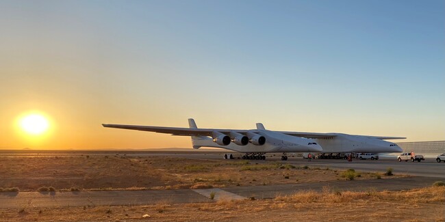 Así surca los cielos Stratolaunch, el avión más grande del mundo que se ...
