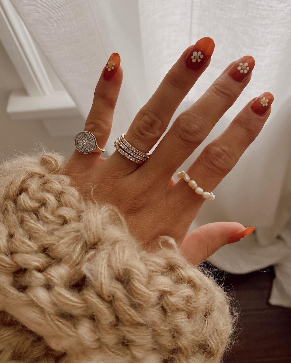 Los complementos con perlas pueden ser originales y el street style nos ...