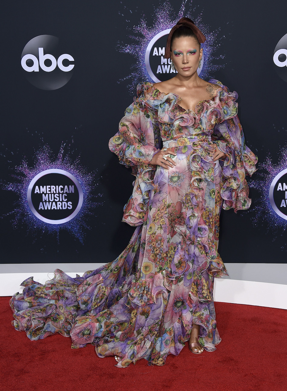 Halsey acude haciendo alarde de su estilo en los Premios AMAs 2019