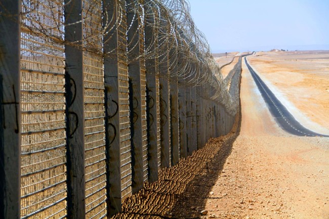 Así se ven las fronteras del mundo desde el aire y desde la tierra