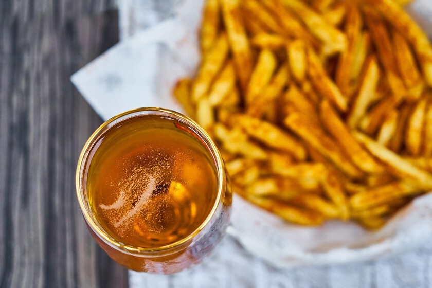 ¿Por qué dan botanas saladas cuando te sirven una cerveza?