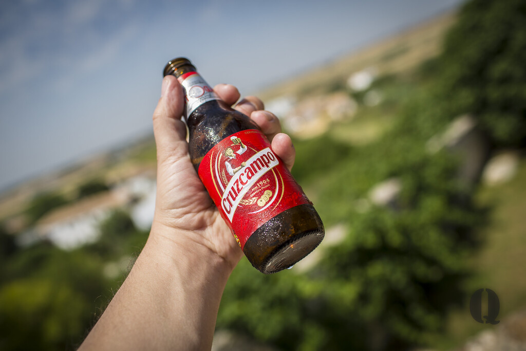 A qué grupos pertenecen las marcas de cervezas más populares de España