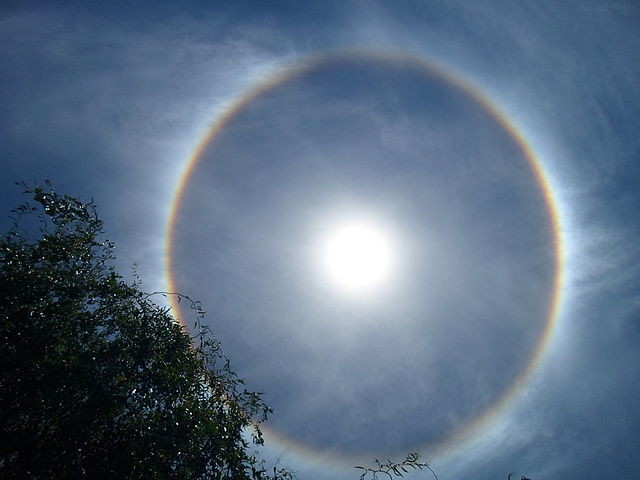 ¿Qué es y cómo se produce un halo alrededor del sol?